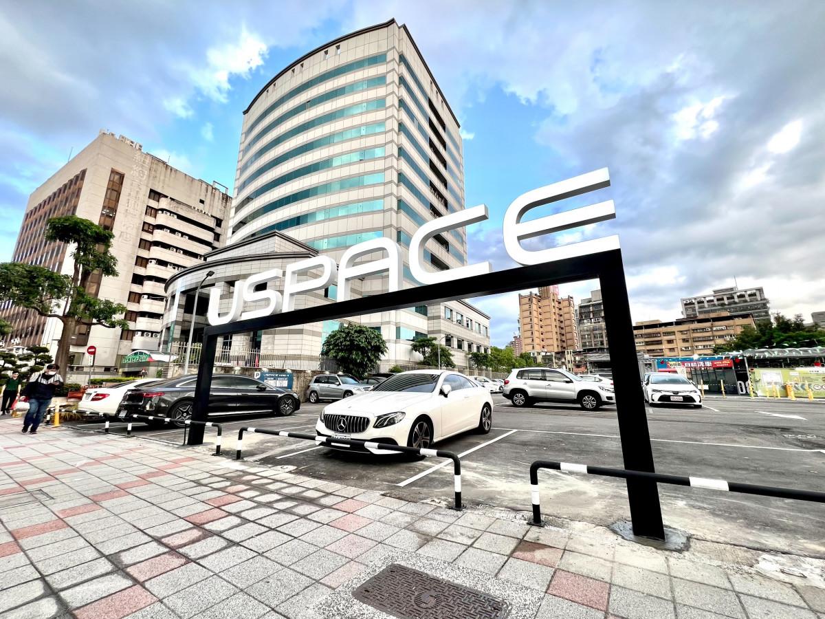 USPACE中崙旗艦場 | 台北市中山區停車位，附近有 54 個餐廳、商店和咖啡店。